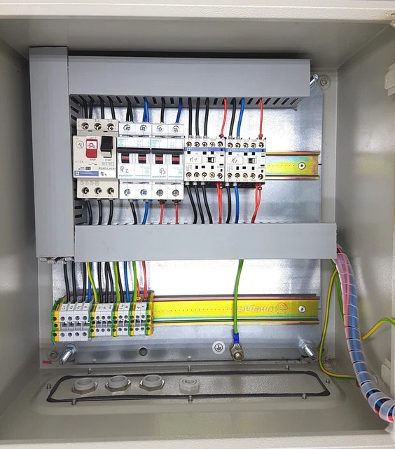 ARMOIRE DE DISTRIBUTION standard AE 1380 Occasion précablé en 3 x 400V ...