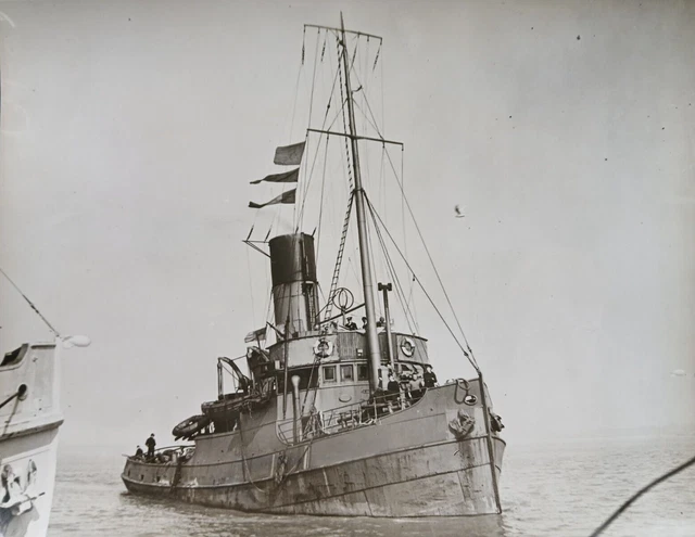 WW2 OFFICIAL PHOTO of 'H.M.S. SUPERMAN' (BRITISH RESCUE TUG BOAT) £29. ...