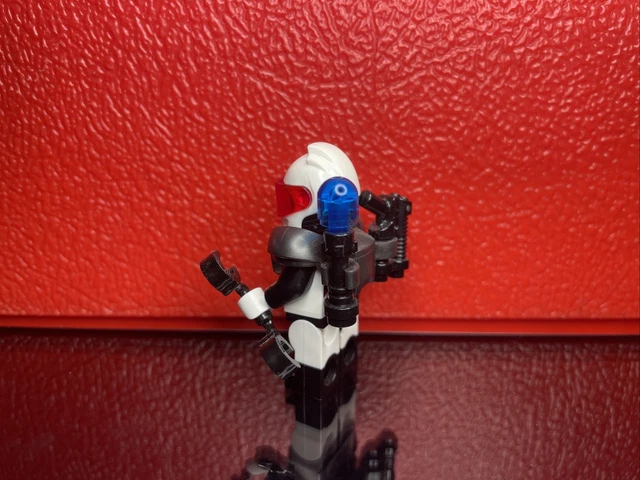 LEGO MINIFIGURE SPACE POLICEMAN Series 21 ARMOR Weapons RED VISOR ...