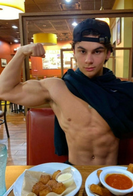 SHIRTLESS MALE MUSCULAR Gym Jock Flexing Bicep Work Out Beefcake PHOTO ...