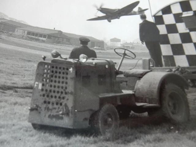 WW2 RAF RUNWAY CONTROL CABIN & Spitfire LATER IMAGE ex AIRFIX ARCHIVES ...