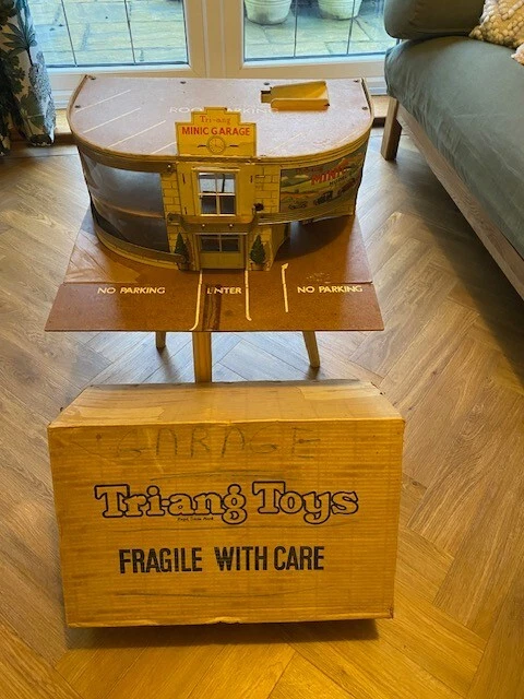 BOXED 1950'S TRI ANG TRIANG.MINIC CAR GARAGE SERVICE STATION CAR LIFT ...