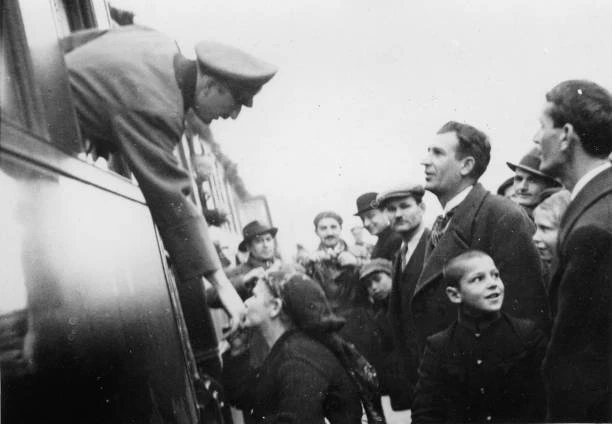 BORIS THE KING of Bulagria gets a kiss on the hand 1935 Old Historic ...