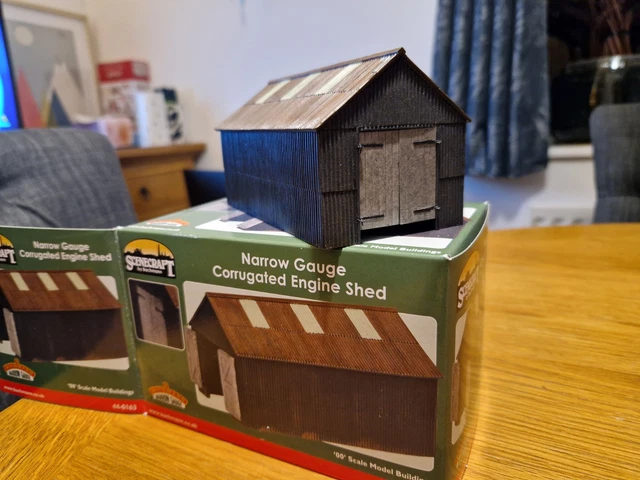 BACHMANN 44-0163 SCENECRAFT Narrow Gauge Corrugated Engine Shed (Pre ...