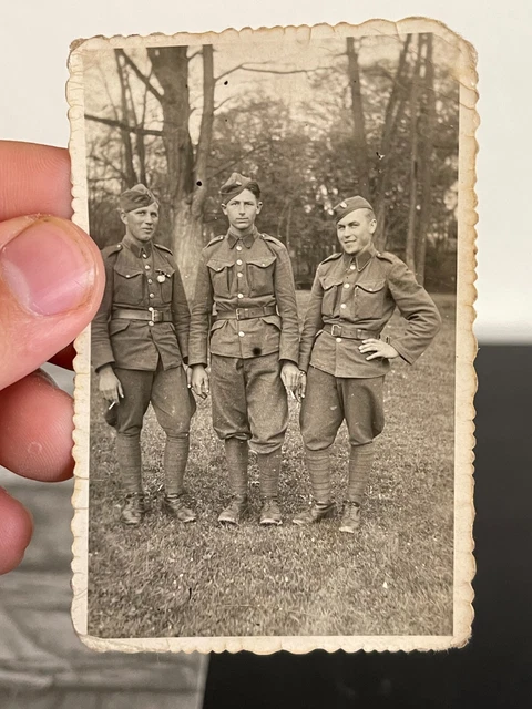 2 WELTKRIEG SLOWAKEI soldaten gruppen foto mir orden und zigarette EUR ... 2 WELTKRIEG SLOWAKEI soldaten gruppen foto mir orden und zigarette EUR ...