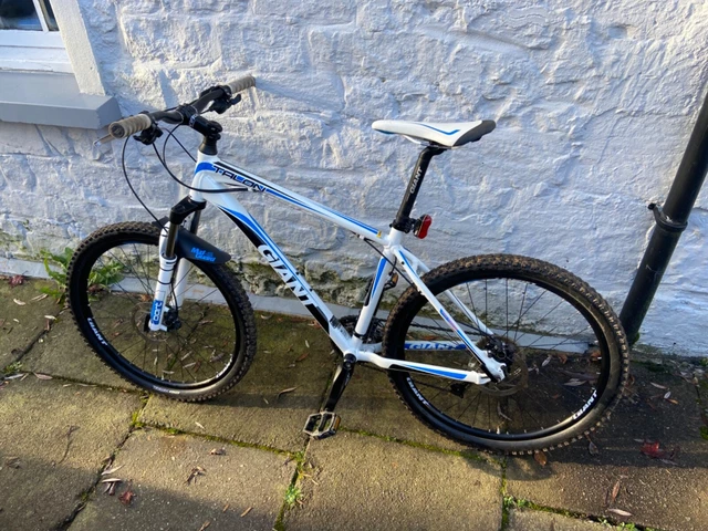 GIANT TALON 2 mountain bike. medium frame. Excellent condition £230.00 ...