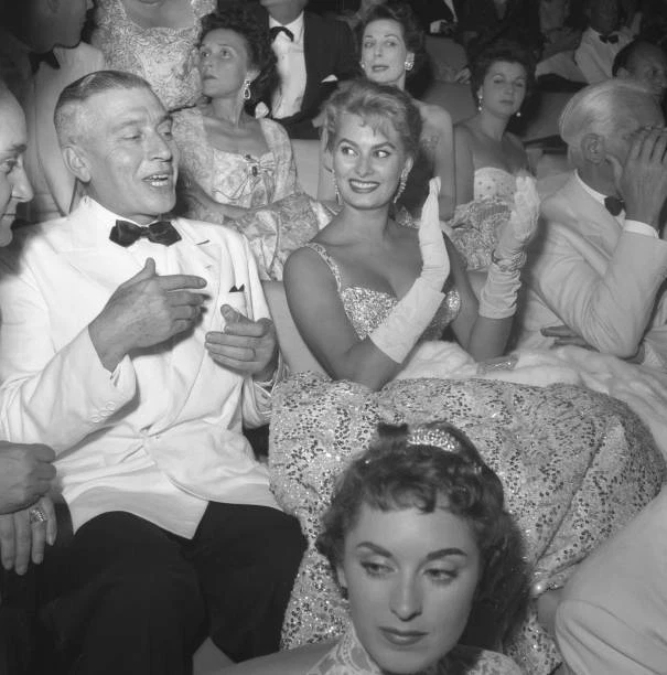 SOPHIA LOREN CLAPPING Her Hands At The Venice Movie Festival Lid - 1955 ...