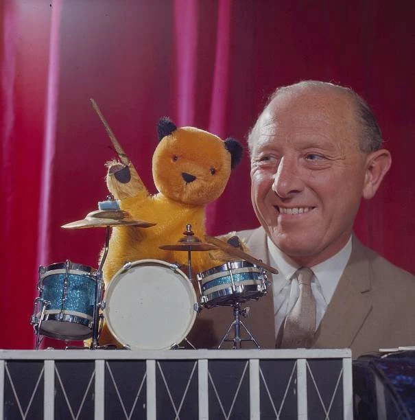 ENGLISH PUPPETEER HARRY Corbett with his famous glove puppet So - 1966 ...