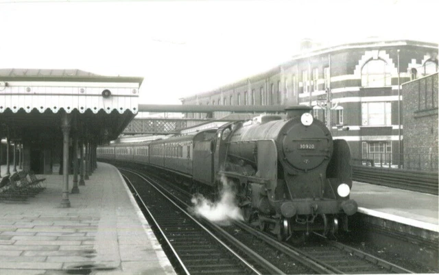 PHOTO EX-SR SCHOOLS V Class 4-4-0 No 30920 Rugby at London Bridge 1957 ...
