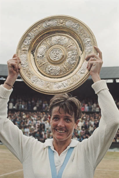 AUSTRALIAN TENNIS PLAYER Margaret Court holds the trophy 1970 OLD PHOTO ...