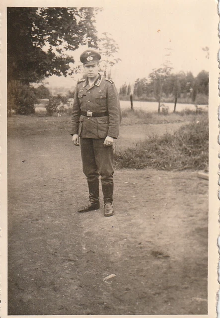 PHOTO SOLDAT ALLEMAND WW2 Officier en pause sur une route - 2849 EUR 1 ...