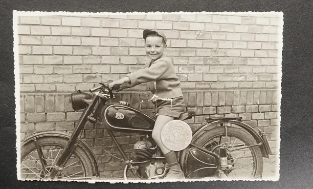 FOTO PORTRAIT KIND Junge Csepel Motorrad Moped Maschine Logo Wappen ...