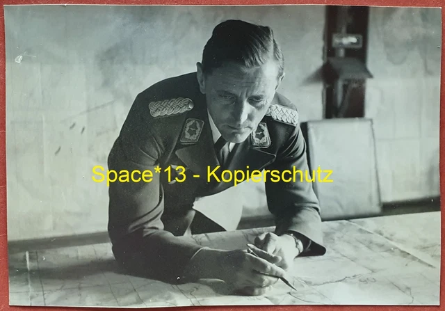 FOTO GENERALMAJOR PORTRAIT im Kartenraum wk2 Luftwaffe Flugzeugführer ...