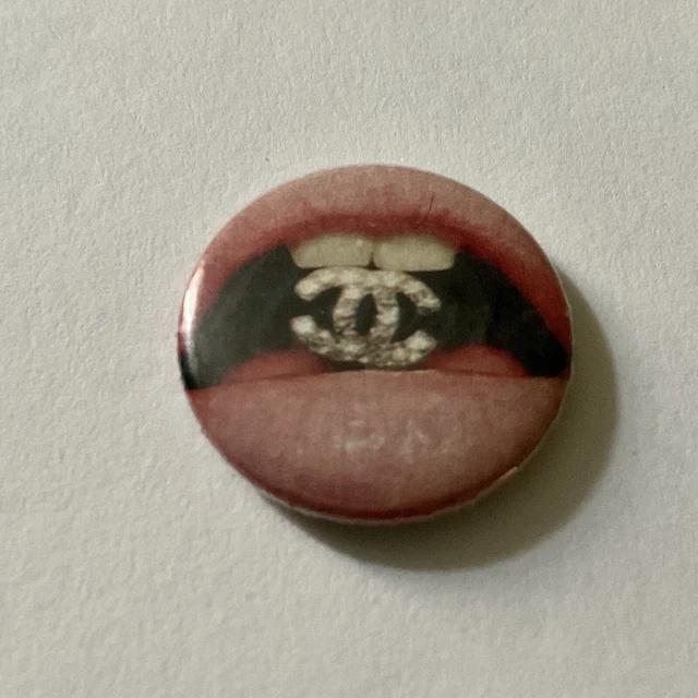 RARE CHANEL BADGE VIP Broche /CHANEL AUTHENTIQUE pochette velours ...