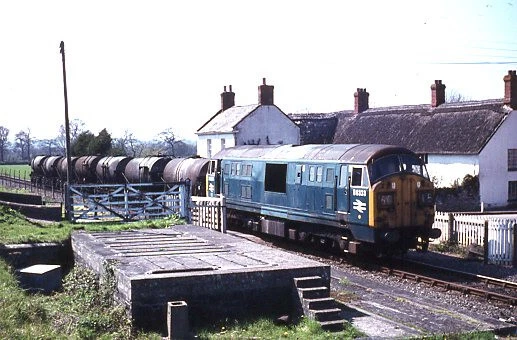 ORIGINAL COLOUR SLIDE of D6333 BR class 22 diesel hydraulic £22.99 ...