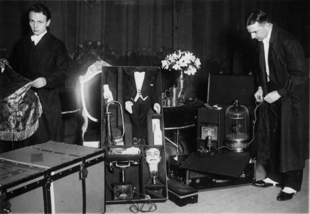 PAUL EDGAR RIECK Aka The Great Edgar Sets Up His Act 1928 Old Photo EUR ...