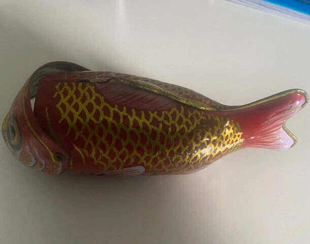 JOUET TÔLE 1965 made in JAPAN Shackman e Baleine mange le poisson EUR 1 ...