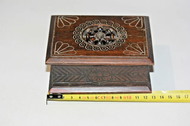 ANCIEN COFFRET EN bois sculpté style Breton 12.8 x 10 x 6 cm EUR 15,00 ...