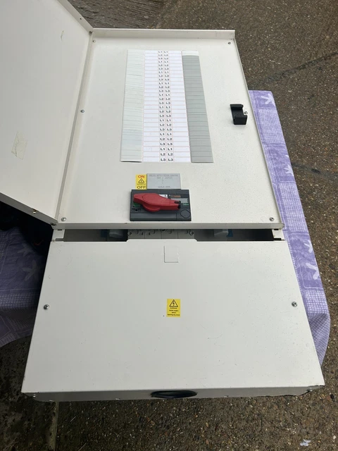 MERLIN GERIN DISTRIBUTION Board 18 Way 3 Phase (Schneider) MGBN18 ...