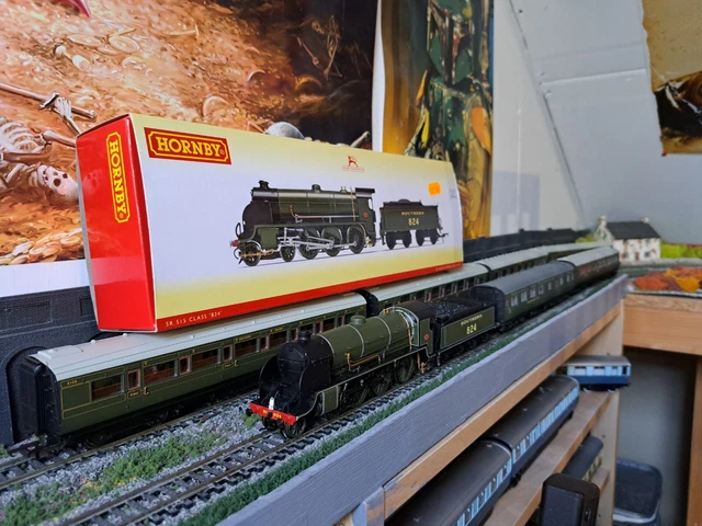 HORNBY SOUTHERN REGION S15 Class Locomotive & Rake Of 6 SR Coaches 00 ...