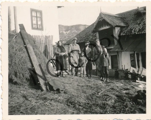 FOTO WK2 RUMÄNIEN Bustenari Zivilisten Bauern - Stug. 191 Bison X3 EUR ...