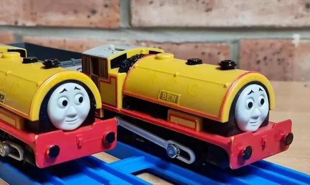 TOMY TRACKMASTER THOMAS the tank engine battery trains Ben & Bill With ...