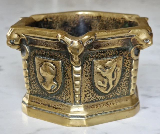 CENDRIER EN BRONZE en forme de puits à motifs héraldiques - signé Max ...