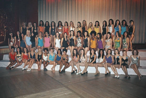 MISS WORLD BEAUTY pageant posed together in swimsuits 1970s OLD PHOTO ...