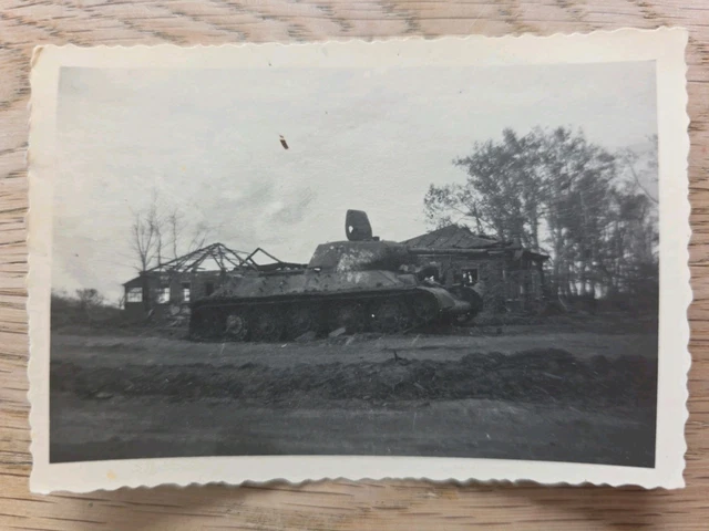 FOTO WW2 WK2 Tank abgeschossener russischer Panzer T34 EUR 4,99 ...