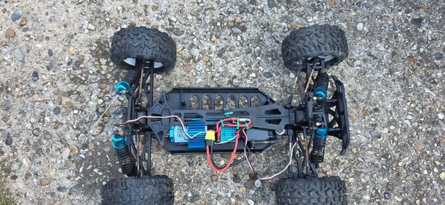 FTX CARNAGE 1/10 4WD RC Monster Truck Chassis - Broken Arm - Spares or ...