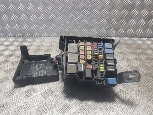 FORD FIESTA TITANIUM Mk7 Engine Bay Fuse Box 8V5114A07Ca £14.99 ...