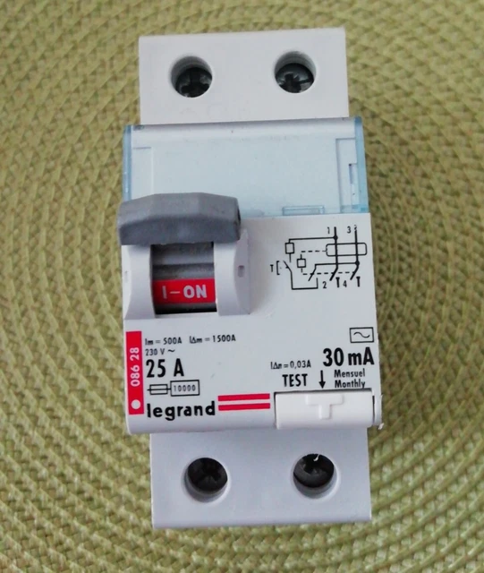 INTERRUPTEUR DISJONCTEUR DIFFERENTIEL Legrand 25a Ac 30ma 08628 EUR 30 ...