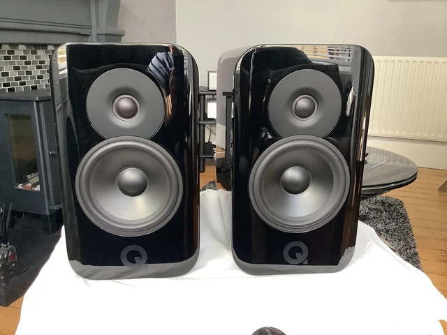 Q ACOUSTICS CONCEPT 300 - Bookshelf Speakers (Black/Walnut) Pristine ...