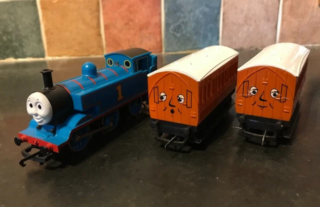 HORNBY THOMAS The Tank Engine With Annie and Clarabel Coaches OO Gauge ...