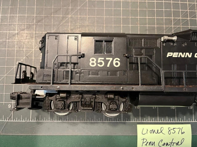 LIONEL O TRAIN 6-8576 PENN CENTRAL GP7 Diesel Locomotive RUNS LIGHTS ...