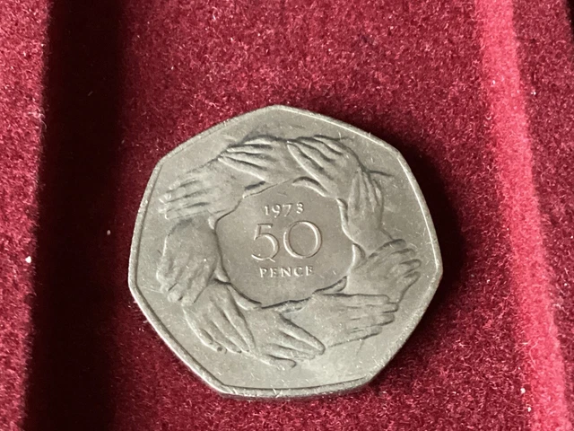RARE COLLECTIBLE 50P Coin - Ring of Hands 1973 - Large British 50 Pence ...