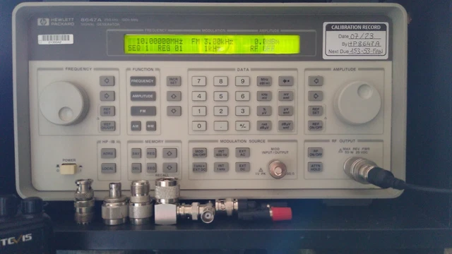 HP 8647A SYNTHESIZED SIGNAL GENERATOR 250 kHz - 1000 MHz EUR 800,00 ...