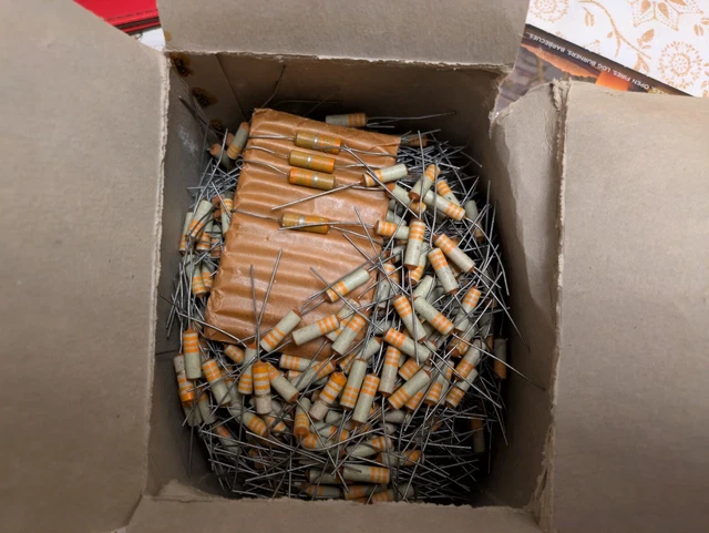 LARGE QUANTITY VINTAGE of Erie Resistors 33K Quantity Approx 300 NOS £ ...