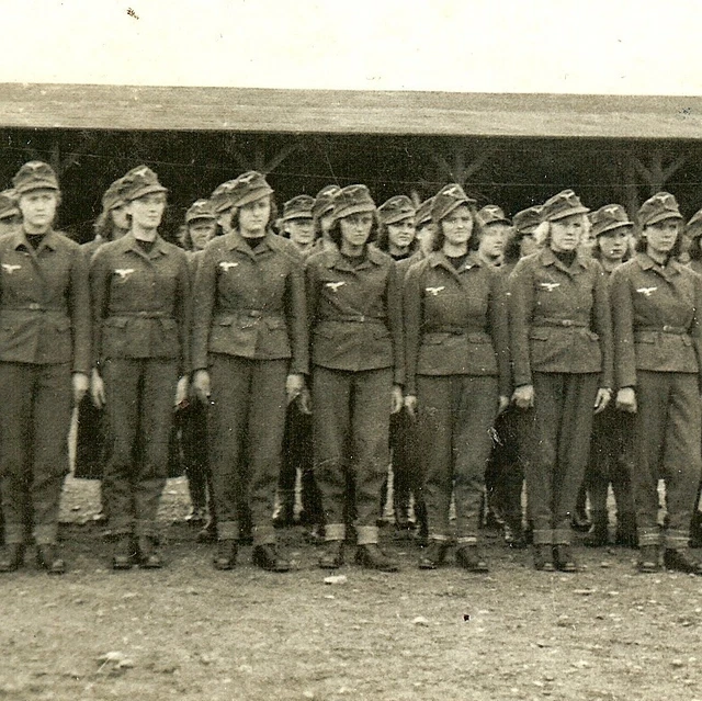 PORT. PHOTO: RARE! Female Luftwaffe Helferin Blitzmädel Girls Truppe ...
