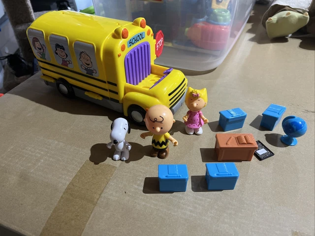 PEANUTS CHARLIE BROWN SNOOPY'S SCHOOL BUS PLAYSET W/ Figures Desks Etc ...