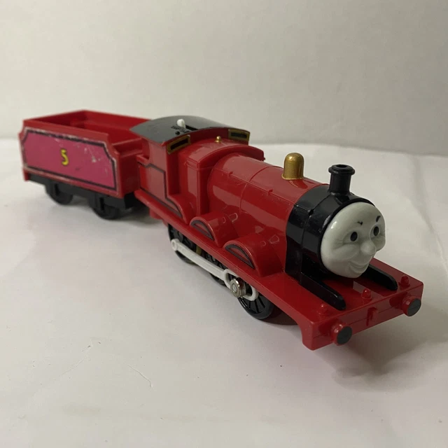2002 TOMY THOMAS Trackmaster James + Linked Tender Motorised Engine ...