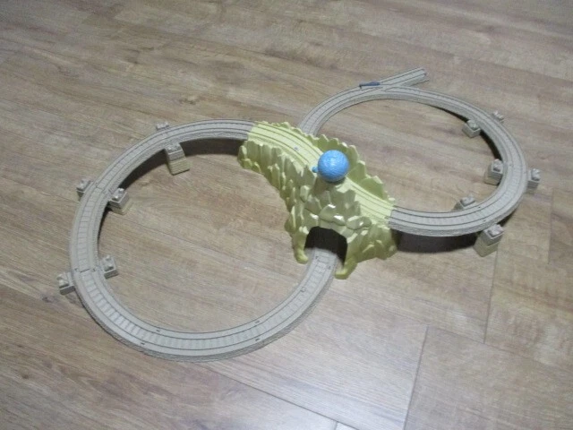 TRACKMASTER THOMAS THE tank engine train set add on boulder mountain £8 ...