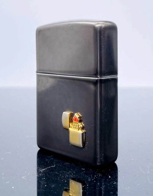 BRIQUET ZIPPO AVEC embliem The Zippo Flame sur Midnight Chrome Zippo ...