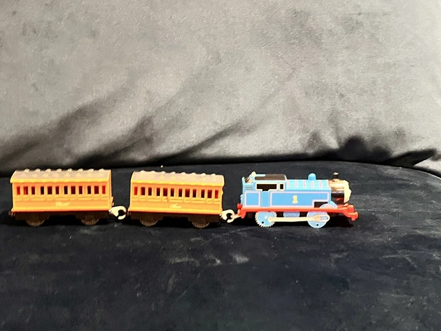 THOMAS AND FRIENDS Trackmaster Thomas Annie Clarabel Motorized Engine ...
