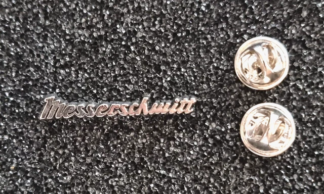 MESSERSCHMITT PIN KABINENROLLER Schriftzug silbern - Maße 34x5mm EUR 9 ...