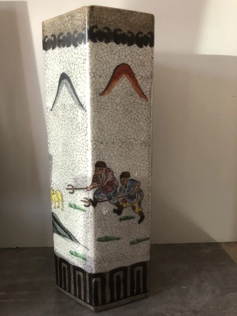 ANCIEN VASE HEXAGONAL en faïence de Chine à décor de personnages ...