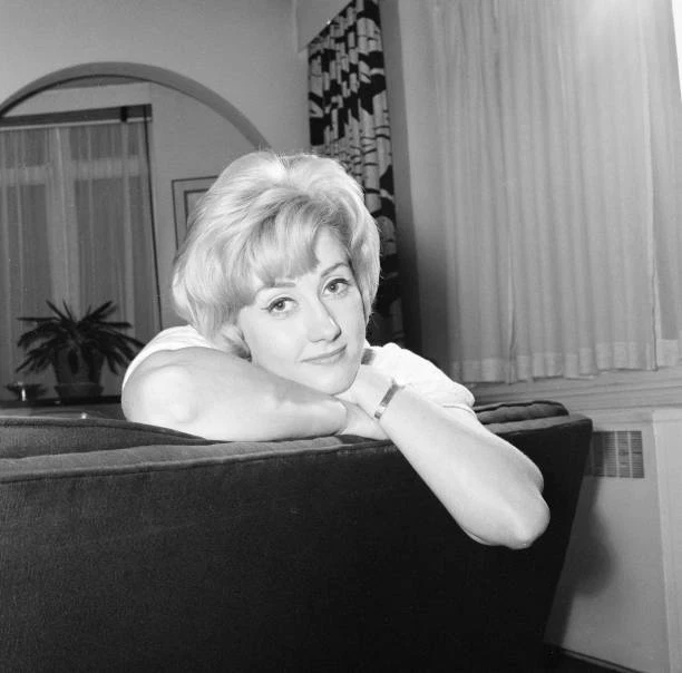 LIZ FRASER ENGLISH Actress Pictured At Home Of Donald Zec 1963 Old ...