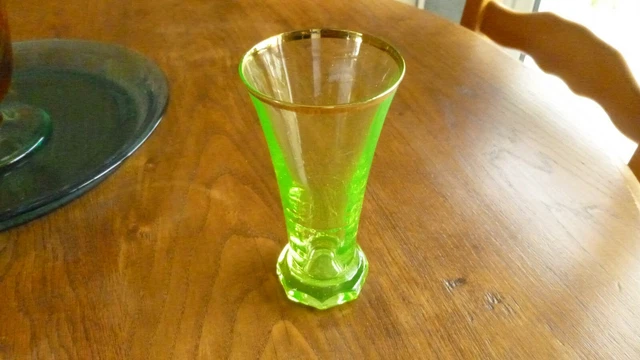 VERRE ANCIEN EN VERRE OURALINE / ABSINTHE / URANIUM GLASS / très bon ...