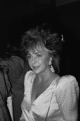 BRITISH AMERICAN ACTRESS Elizabeth Taylor Circa 1985 Movie OLD PHOTO £6 ...