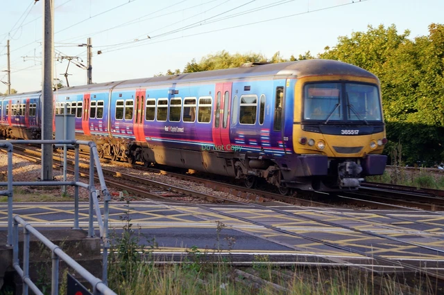 T200 6X4 GLOSSY Photo First Capital Connect Class 365 365517 [CS] EUR 1 ...